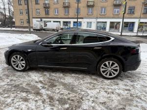 Black Tesla Model S 2013 in Kaunas, with an engine capacity of 0.00 L and mileage of 197 thousand km for 11000 €, photo 4 on AUTOMOTO.COM.LV