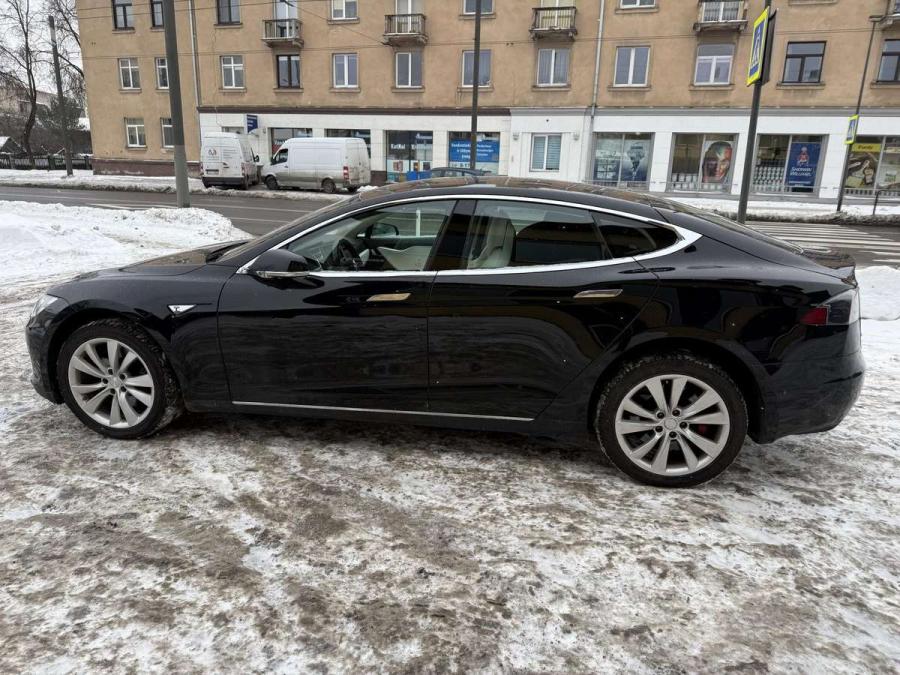 Black Tesla Model S 2013 in Kaunas, with an engine capacity of 0.00 L and mileage of 197 thousand km for 11000 €, photo 4 on AUTOMOTO.COM.LV