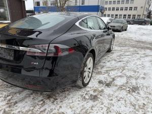 Black Tesla Model S 2013 in Kaunas, with an engine capacity of 0.00 L and mileage of 197 thousand km for 11000 €, photo 5 on AUTOMOTO.COM.LV