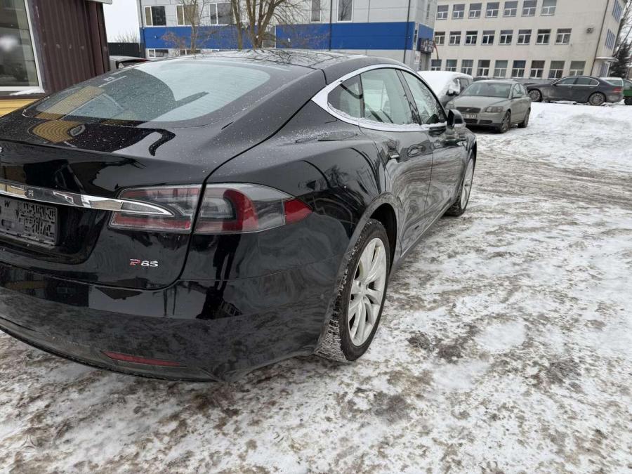 Black Tesla Model S 2013 in Kaunas, with an engine capacity of 0.00 L and mileage of 197 thousand km for 11000 €, photo 5 on AUTOMOTO.COM.LV