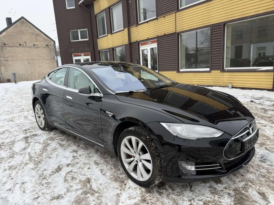 Black Tesla Model S 2013 in Kaunas, with an engine capacity of 0.00 L and mileage of 197 thousand km for 11000 €, photo 6 on AUTOMOTO.COM.LV