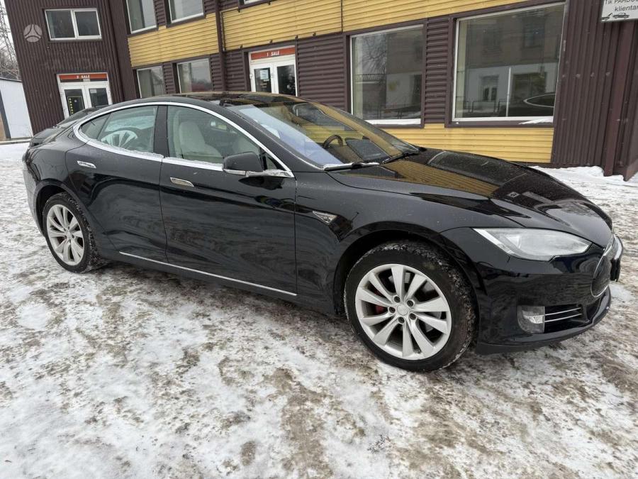 Black Tesla Model S 2013 in Kaunas, with an engine capacity of 0.00 L and mileage of 197 thousand km for 11000 €, photo 7 on AUTOMOTO.COM.LV