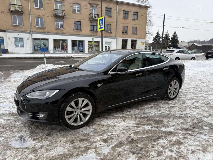 Black Tesla Model S 2013 in Kaunas, with an engine capacity of 0.00 L and mileage of 197 thousand km for 11000 €, photo 9 on AUTOMOTO.COM.LV