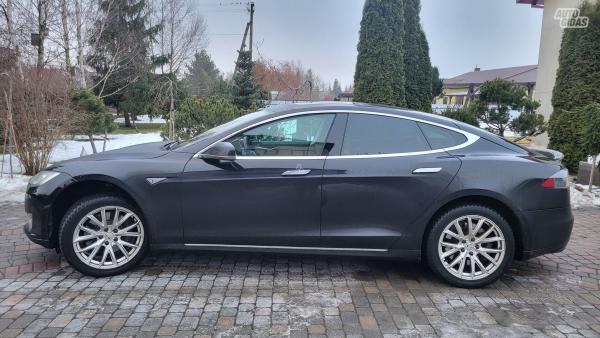 Black Tesla Model S 2013 in Kaunas, with an engine capacity of 0.00 L and mileage of 176 thousand km for 12400 €, photo 3 on AUTOMOTO.COM.LV
