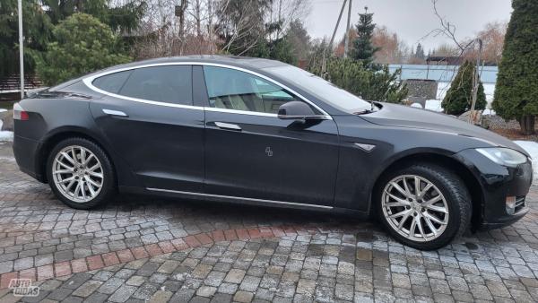 Black Tesla Model S 2013 in Kaunas, with an engine capacity of 0.00 L and mileage of 176 thousand km for 12400 €, photo 6 on AUTOMOTO.COM.LV