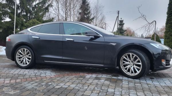 Black Tesla Model S 2013 in Kaunas, with an engine capacity of 0.00 L and mileage of 176 thousand km for 12400 €, photo 7 on AUTOMOTO.COM.LV