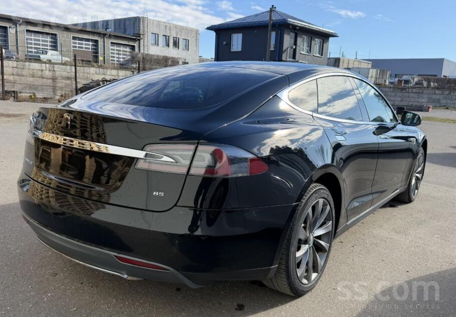 Black Tesla Model S 2013 in Riga, with an engine capacity of 0.00 L and mileage of 156 thousand km for 14777 €, photo 3 on AUTOMOTO.COM.LV