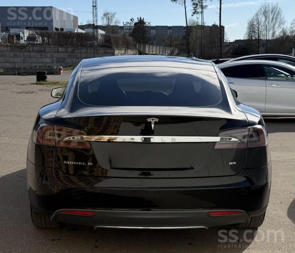 Black Tesla Model S 2013 in Riga, with an engine capacity of 0.00 L and mileage of 156 thousand km for 14777 €, photo 3 on AUTOMOTO.COM.LV