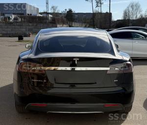 Black Tesla Model S 2013 in Riga, with an engine capacity of 0.00 L and mileage of 156 thousand km for 14777 €, photo 4 on AUTOMOTO.COM.LV