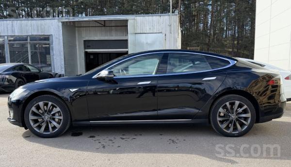 Black Tesla Model S 2013 in Riga, with an engine capacity of 0.00 L and mileage of 156 thousand km for 14777 €, photo 4 on AUTOMOTO.COM.LV
