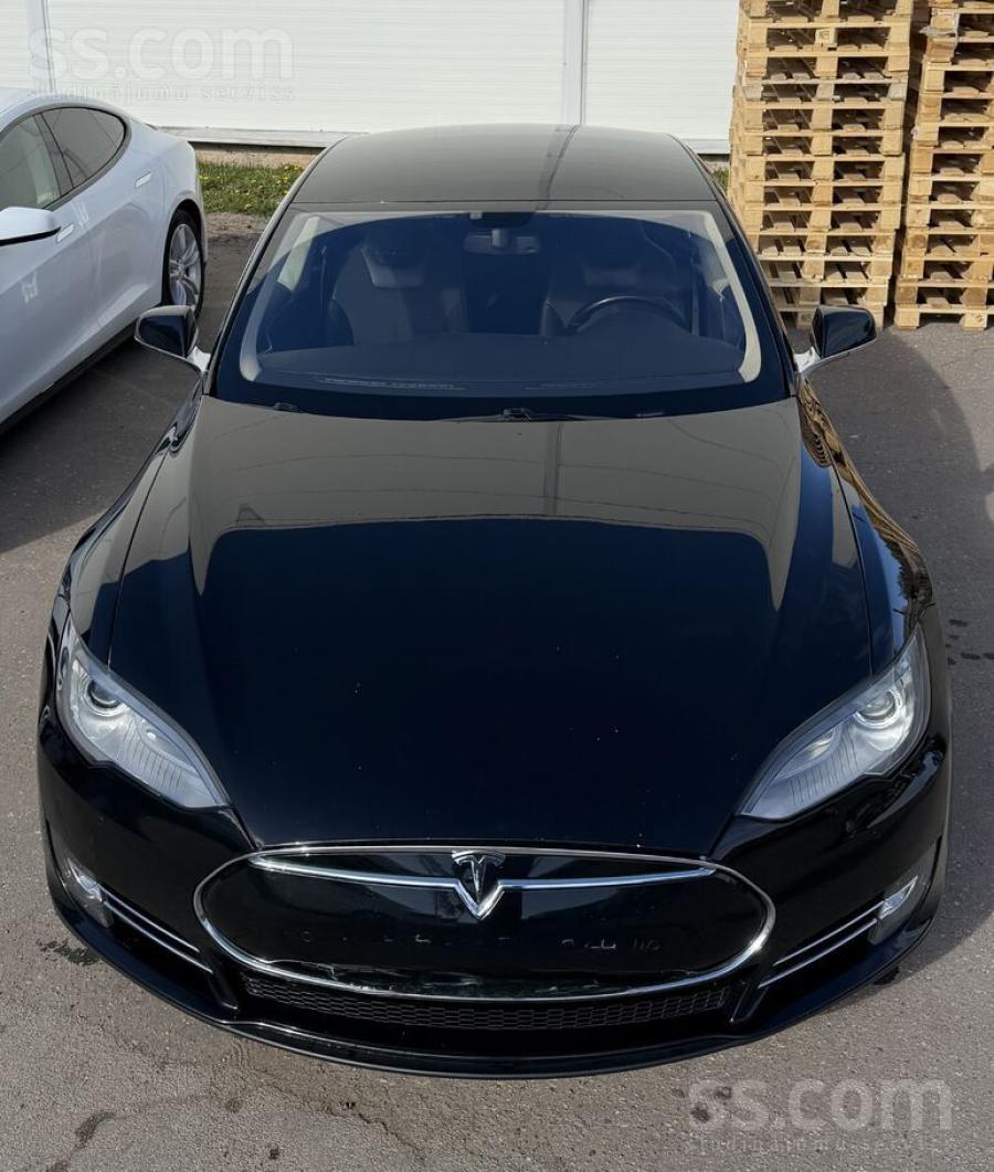 Black Tesla Model S 2013 in Riga, with an engine capacity of 0.00 L and mileage of 156 thousand km for 14777 €, photo 6 on AUTOMOTO.COM.LV