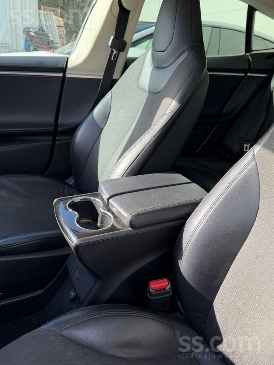Black Tesla Model S 2013 in Riga, with an engine capacity of 0.00 L and mileage of 156 thousand km for 14777 €, photo 7 on AUTOMOTO.COM.LV
