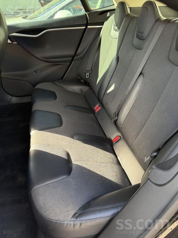 Black Tesla Model S 2013 in Riga, with an engine capacity of 0.00 L and mileage of 156 thousand km for 14777 €, photo 7 on AUTOMOTO.COM.LV