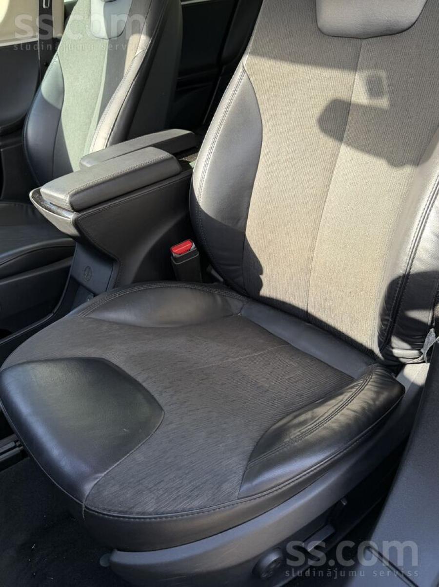 Black Tesla Model S 2013 in Riga, with an engine capacity of 0.00 L and mileage of 156 thousand km for 14777 €, photo 9 on AUTOMOTO.COM.LV