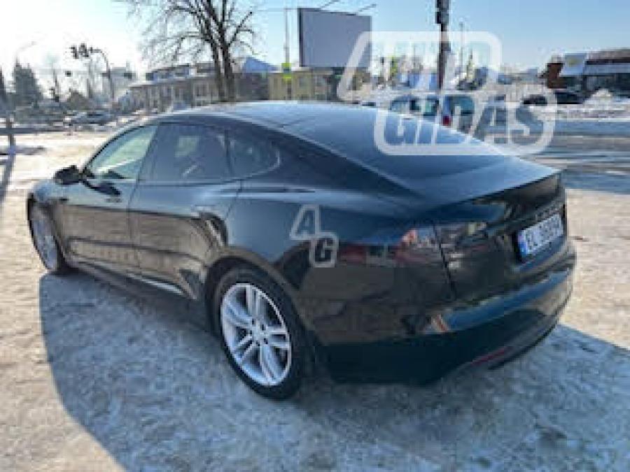 Black Tesla Model S 2014 in Marijampole, with an engine capacity of 0.00 L and mileage of 280 thousand km for 14999 €, photo 4 on AUTOMOTO.COM.LV