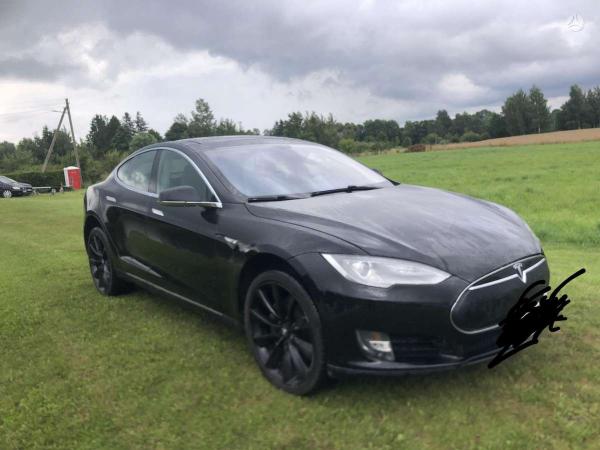 Black Tesla Model S 2014 in Taurage, with an engine capacity of 0.00 L and mileage of 200 thousand km for 12100 €, photo 1 on AUTOMOTO.COM.LV