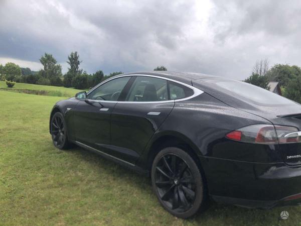 Black Tesla Model S 2014 in Taurage, with an engine capacity of 0.00 L and mileage of 200 thousand km for 12100 €, photo 4 on AUTOMOTO.COM.LV