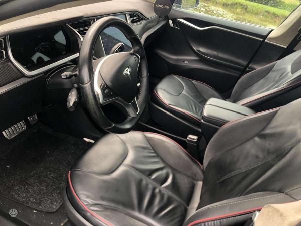 Black Tesla Model S 2014 in Taurage, with an engine capacity of 0.00 L and mileage of 200 thousand km for 12100 €, photo 5 on AUTOMOTO.COM.LV