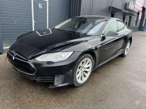 Melns Tesla Model S 2015 Alīta, ar dzinēja tilpumu 0.00 L un nobraukumu 267 tūkst. km par 6200 €, foto  vietnē AUTOMOTO.COM.LV