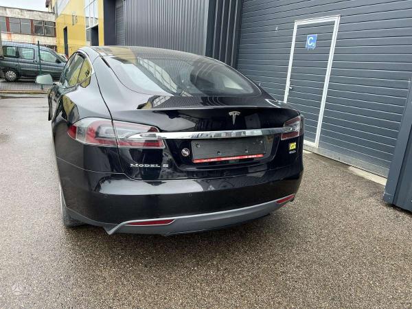Melns Tesla Model S 2015 Alīta, ar dzinēja tilpumu 0.00 L un nobraukumu 267 tūkst. km par 6200 €, foto 5 vietnē AUTOMOTO.COM.LV