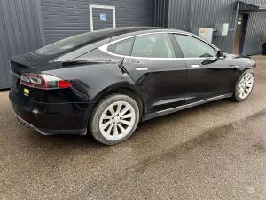Melns Tesla Model S 2015 Alīta, ar dzinēja tilpumu 0.00 L un nobraukumu 267 tūkst. km par 6200 €, foto 8 vietnē AUTOMOTO.COM.LV