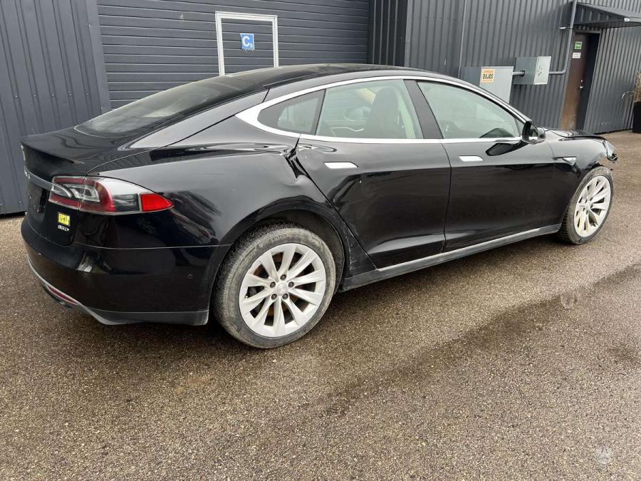 Melns Tesla Model S 2015 Alīta, ar dzinēja tilpumu 0.00 L un nobraukumu 267 tūkst. km par 6200 €, foto 8 vietnē AUTOMOTO.COM.LV