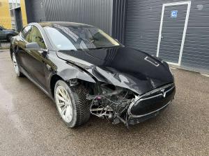Melns Tesla Model S 2015 Alīta, ar dzinēja tilpumu 0.00 L un nobraukumu 267 tūkst. km par 6200 €, foto 11 vietnē AUTOMOTO.COM.LV