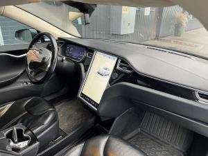 Melns Tesla Model S 2015 Alīta, ar dzinēja tilpumu 0.00 L un nobraukumu 267 tūkst. km par 6200 €, foto 13 vietnē AUTOMOTO.COM.LV