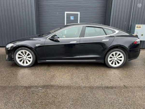 Melns Tesla Model S 2015 Alīta, ar dzinēja tilpumu 0.00 L un nobraukumu 267 tūkst. km par 5900 €, foto 3 vietnē AUTOMOTO.COM.LV