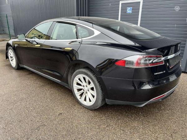 Melns Tesla Model S 2015 Alīta, ar dzinēja tilpumu 0.00 L un nobraukumu 267 tūkst. km par 5900 €, foto 4 vietnē AUTOMOTO.COM.LV