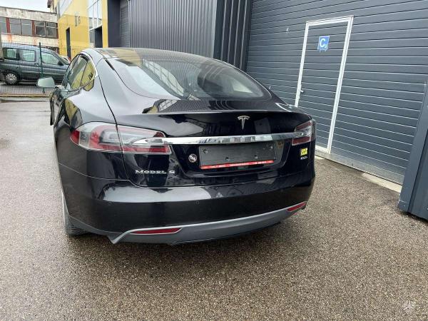 Melns Tesla Model S 2015 Alīta, ar dzinēja tilpumu 0.00 L un nobraukumu 267 tūkst. km par 5900 €, foto 5 vietnē AUTOMOTO.COM.LV