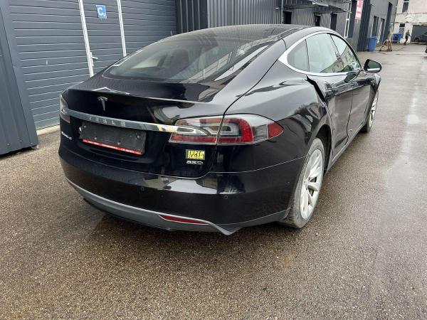 Melns Tesla Model S 2015 Alīta, ar dzinēja tilpumu 0.00 L un nobraukumu 267 tūkst. km par 5900 €, foto 7 vietnē AUTOMOTO.COM.LV