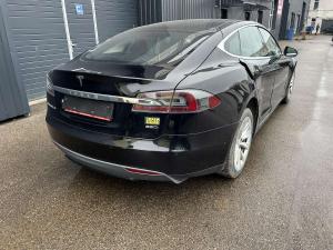 Black Tesla Model S 2015 in Alytus, with an engine capacity of 0.00 L and mileage of 267 thousand km for 5900 €, photo 7 on AUTOMOTO.COM.LV