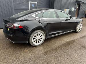 Black Tesla Model S 2015 in Alytus, with an engine capacity of 0.00 L and mileage of 267 thousand km for 5900 €, photo 8 on AUTOMOTO.COM.LV