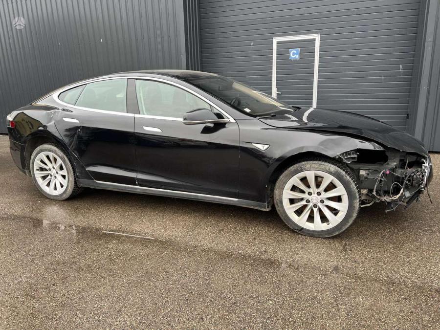 Black Tesla Model S 2015 in Alytus, with an engine capacity of 0.00 L and mileage of 267 thousand km for 5900 €, photo 9 on AUTOMOTO.COM.LV