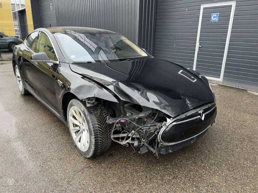 Black Tesla Model S 2015 in Alytus, with an engine capacity of 0.00 L and mileage of 267 thousand km for 5900 €, photo 10 on AUTOMOTO.COM.LV