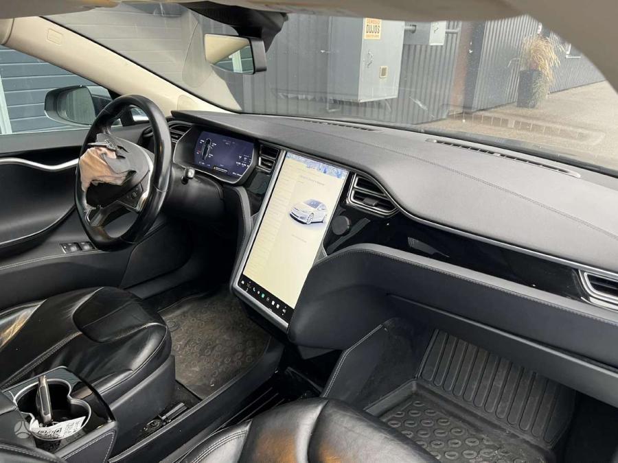 Black Tesla Model S 2015 in Alytus, with an engine capacity of 0.00 L and mileage of 267 thousand km for 5900 €, photo 13 on AUTOMOTO.COM.LV