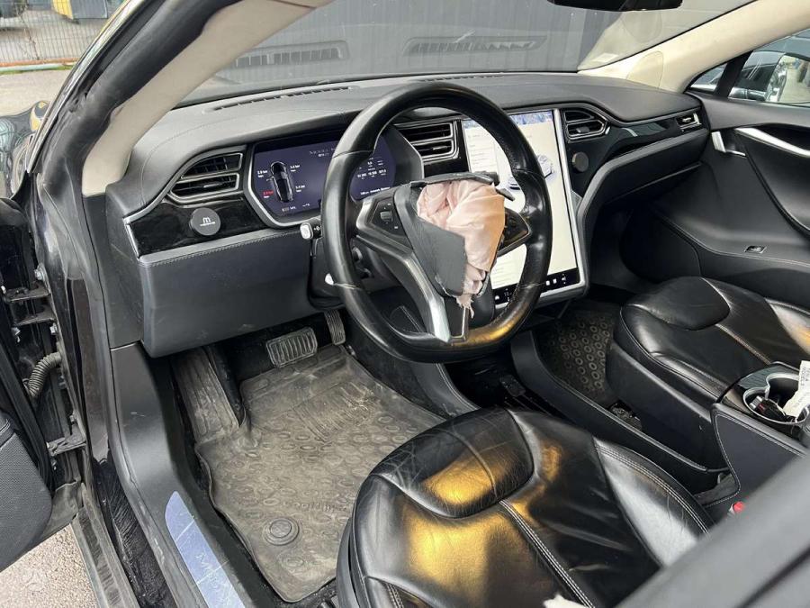Black Tesla Model S 2015 in Alytus, with an engine capacity of 0.00 L and mileage of 267 thousand km for 5900 €, photo 16 on AUTOMOTO.COM.LV