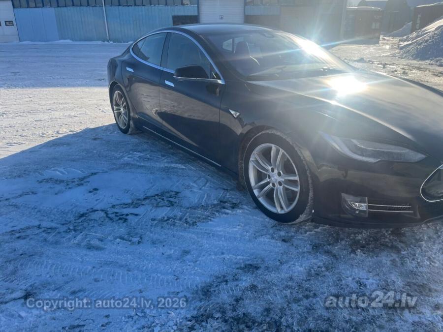 Melns Tesla Model S 2015 Tallina, ar dzinēja tilpumu 0.00 L un nobraukumu 393 tūkst. km par 21900 €, foto 4 vietnē AUTOMOTO.COM.LV
