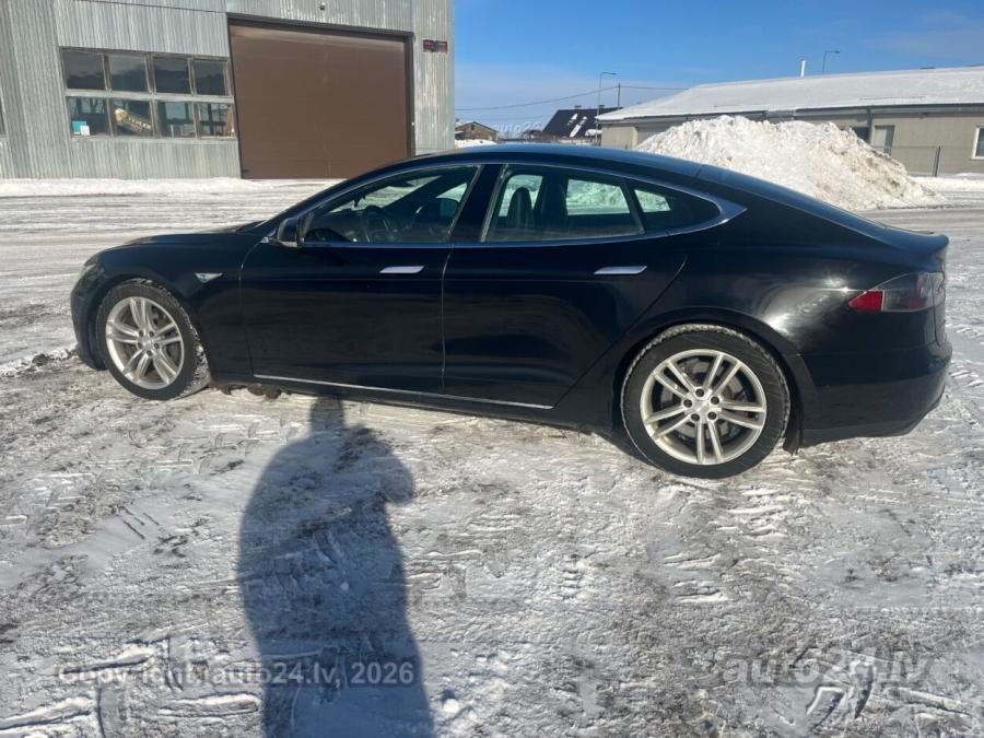 Melns Tesla Model S 2015 Tallina, ar dzinēja tilpumu 0.00 L un nobraukumu 393 tūkst. km par 21900 €, foto 7 vietnē AUTOMOTO.COM.LV