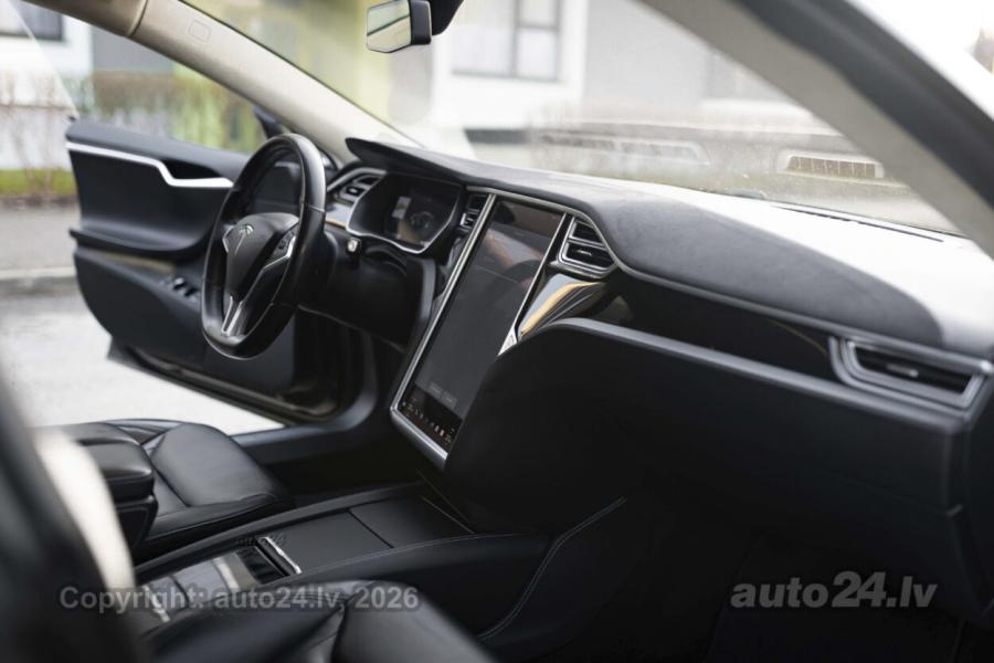 Black Tesla Model S 2015 in Tallinn, with an engine capacity of 0.00 L and mileage of 170 thousand km for 16990 €, photo 11 on AUTOMOTO.COM.LV
