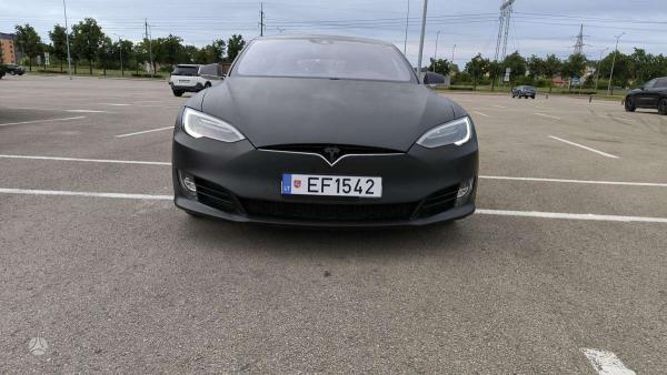 Black Tesla Model S 2015 in Siauliai, with an engine capacity of 0.00 L and mileage of 102 thousand km for 14500 €, photo 2 on AUTOMOTO.COM.LV