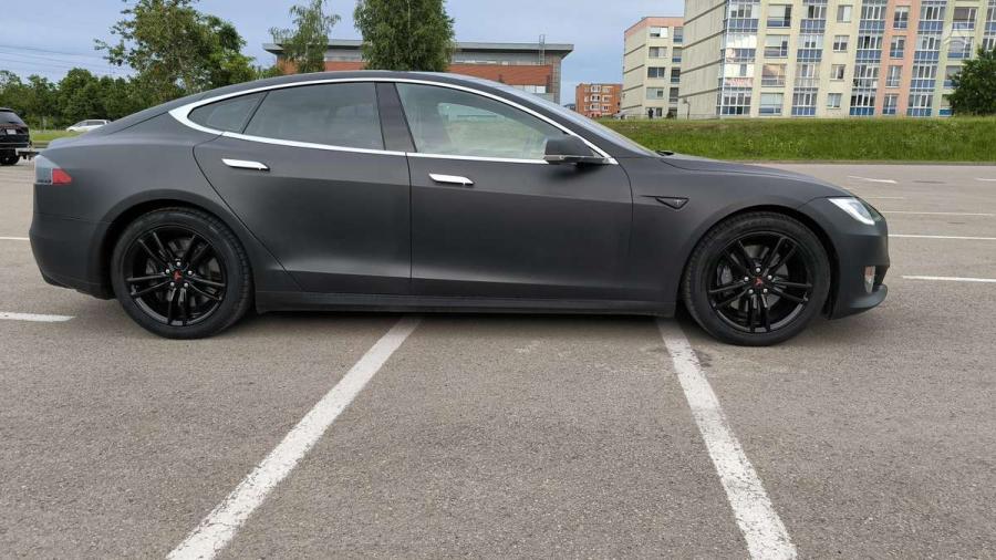 Black Tesla Model S 2015 in Siauliai, with an engine capacity of 0.00 L and mileage of 102 thousand km for 14500 €, photo 5 on AUTOMOTO.COM.LV
