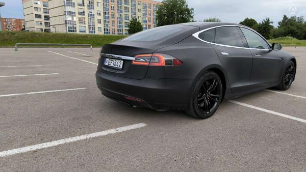 Black Tesla Model S 2015 in Siauliai, with an engine capacity of 0.00 L and mileage of 102 thousand km for 14500 €, photo 5 on AUTOMOTO.COM.LV
