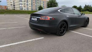 Black Tesla Model S 2015 in Siauliai, with an engine capacity of 0.00 L and mileage of 102 thousand km for 14500 €, photo 6 on AUTOMOTO.COM.LV