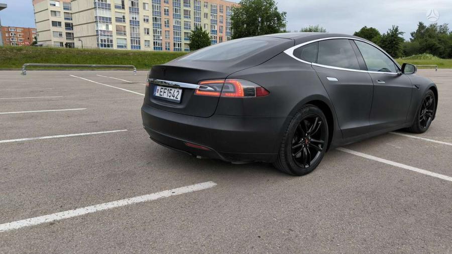 Black Tesla Model S 2015 in Siauliai, with an engine capacity of 0.00 L and mileage of 102 thousand km for 14500 €, photo 6 on AUTOMOTO.COM.LV