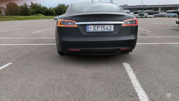 Black Tesla Model S 2015 in Siauliai, with an engine capacity of 0.00 L and mileage of 102 thousand km for 14500 €, photo 6 on AUTOMOTO.COM.LV
