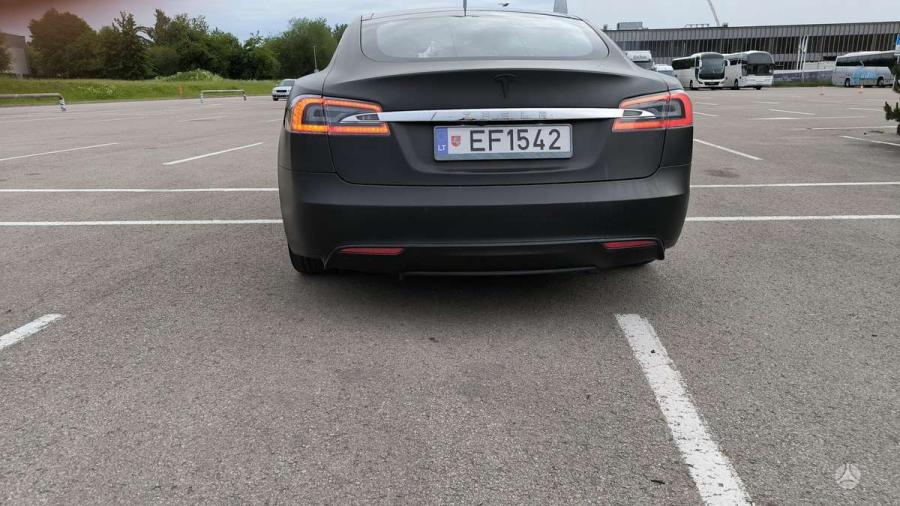 Black Tesla Model S 2015 in Siauliai, with an engine capacity of 0.00 L and mileage of 102 thousand km for 14500 €, photo 7 on AUTOMOTO.COM.LV