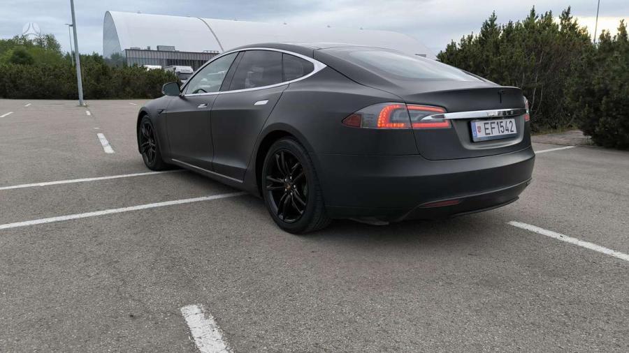 Black Tesla Model S 2015 in Siauliai, with an engine capacity of 0.00 L and mileage of 102 thousand km for 14500 €, photo 8 on AUTOMOTO.COM.LV
