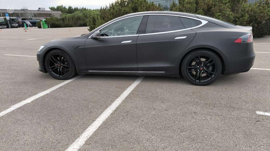Black Tesla Model S 2015 in Siauliai, with an engine capacity of 0.00 L and mileage of 102 thousand km for 14500 €, photo 9 on AUTOMOTO.COM.LV